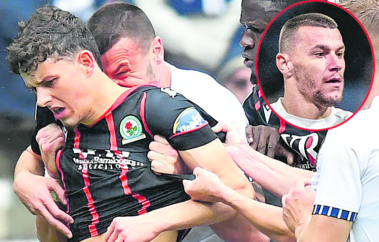 ప్రత్యర్థిని కొరికేశాడు | In a football match a player bit his opponent ...