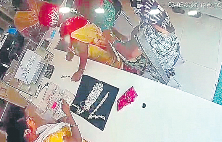 కోర్టుకు హాజరై వెళ్తూ మళ్లీ చోరీ | Women stole silverware | Sakshi