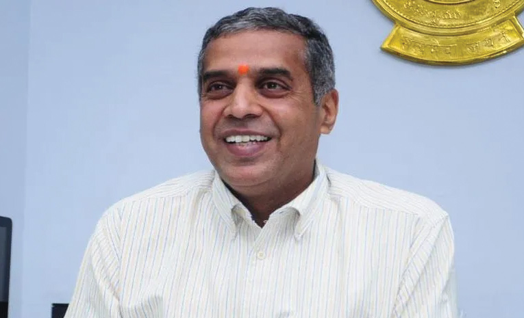 మీరే అసిస్టెంట్లు మీకెందుకు అసిస్టెంట్లు! | Secretary And Department Of Agriculture Raghunandan ...