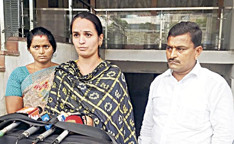 నా భర్తకు ఏదైనా జరిగితే ప్రభుత్వానిదే బాధ్యత | Varra Ravinder Reddy ...