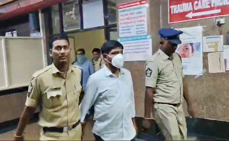 టార్చర్‌ చేశారు సర్‌..’’ జడ్జికి గాయాలు చూపించి వాపోయిన వర్రా రవీంద్రారెడ్డి! | Atrocities In AP ...