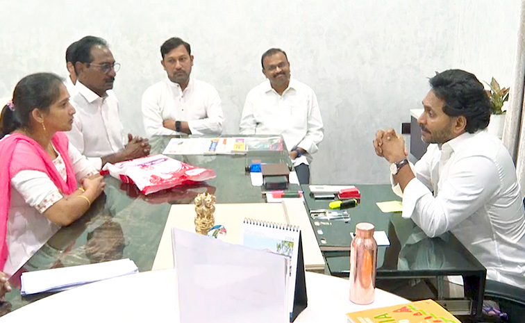 వైఎస్‌ జగన్‌ను కలిసిన ఇంటూరి రవికిరణ్‌ భార్య | Social Media Activist ...