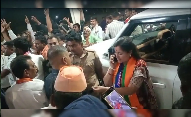 Maharashtra: బీజేపీ మహిళా నేత నవనీత్‌ రాణాపై దాడి | Attack On BJP ...
