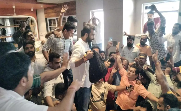 ఓటుకు నోటు.. డబ్బులిస్తూ దొరికిపోయిన బీజేపీ నేత? | Maharashtra BJP ...