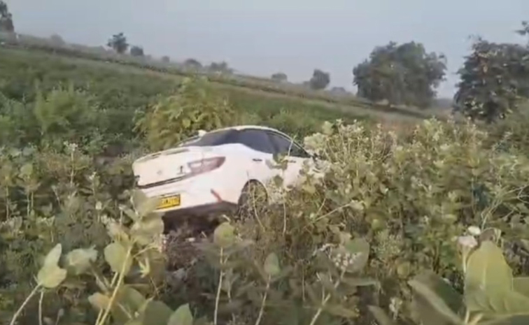 కర్నూలులో రోడ్డు ప్రమాదం.. ముగ్గురి మృతి | Road accident in Andhra ...