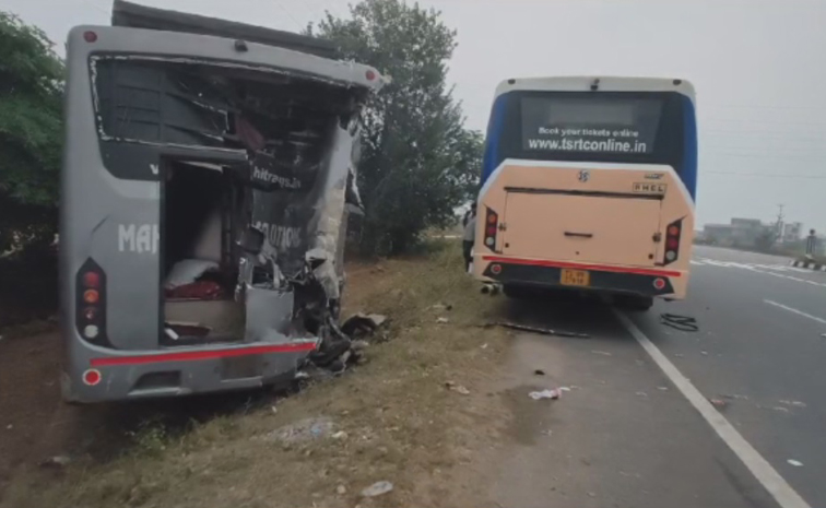 కోదాడ వద్ద ఢీకొన్న బస్సులు.. 30 మందికి గాయాలు | Two Buses Collided Near ...