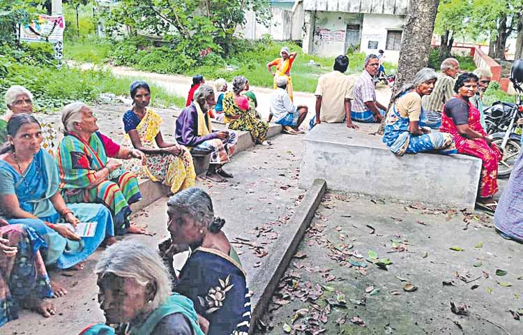 చిక్కిపోతున్న పింఛన్లు | Tdp alliance government has not yet given an ...