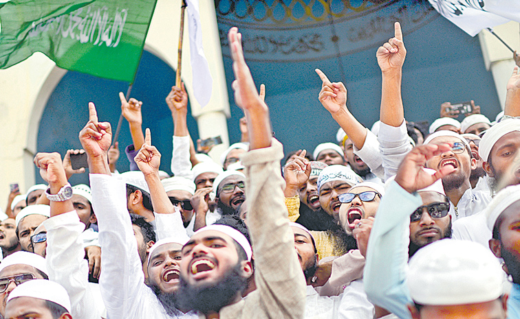 బంగ్లాదేశ్‌లో ఆలయాలు, దుకాణాలపై దాడులు | Hindus flee Bangladesh locality after temples attacked ...