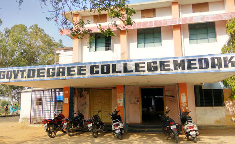 యువతిపై ‍ప్రేమోన్మాది దాడి.. కత్తితో చేయి కోసి పరార్‌ | Lover Attack On ...