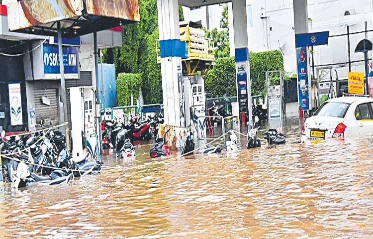 కిస్తీ కోసం కుస్తీ! | Severe economic hardship for flood victims | Sakshi