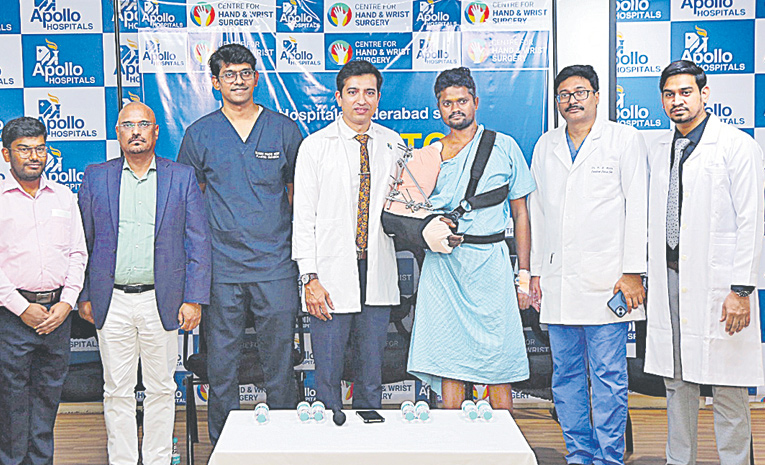 తెగిన చేతిని అతికించిన వైద్యులు | Apollo Hospital Doctors Attach Cut ...