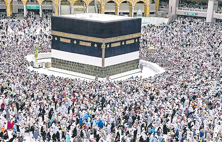 దరఖాస్తు చేస్తే చాలు.. హజ్‌ యాత్రకు.. | Ten thousand people have the ...