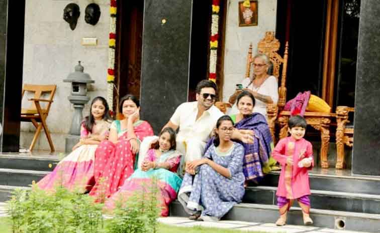 చెప్పలేనంతగా ప్రేమిస్తున్నాను తల్లీ: మనోజ్‌ ఎమోషనల్‌ | Manchu Manoj ...