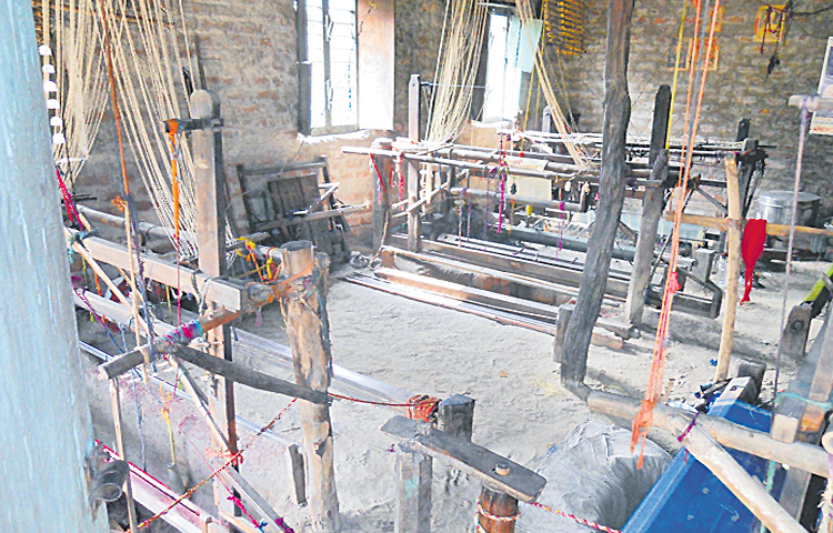 నేతన్న కంట కన్నీళ్లు | GST has become a heavy burden on the handloom ...