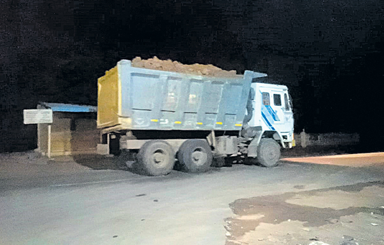 అధికారం మనదే.. లోడెత్తండి! | Soil mafia is raging in Allagadda ...