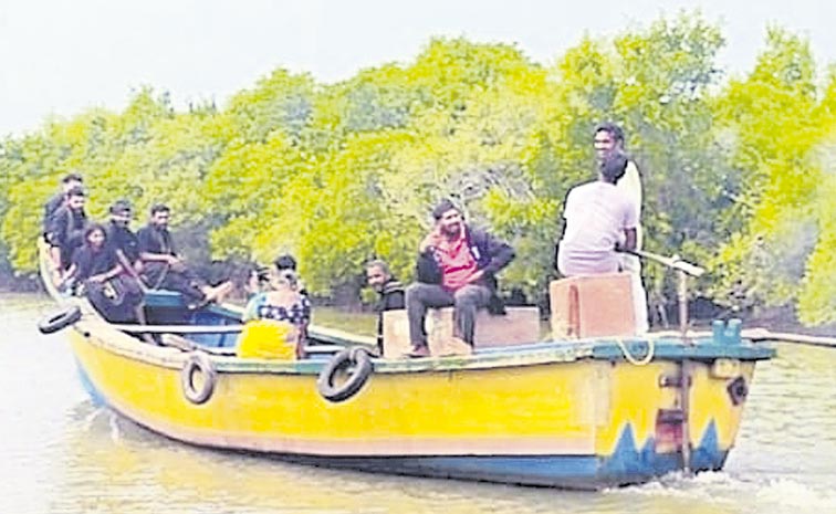 అందం.. అత్యద్భుతం | Boat ride on Godavari river: Andhra pradesh | Sakshi