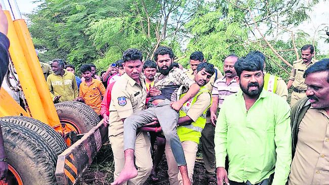 యాష్‌ ట్యాంకర్‌ బోల్తా | - | Sakshi