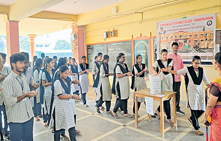 కడుపు నింపుతున్న.. 'దోసెడు బియ్యం' | Innovative service program at ...