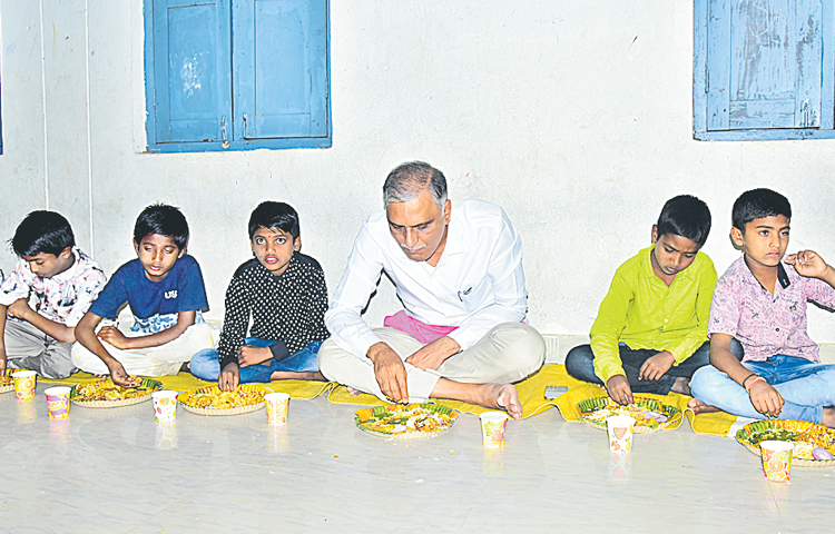 సీఎం రేవంత్‌కు పాస్‌ మార్కులు కూడా రాలే! | Harish rao comments over ...