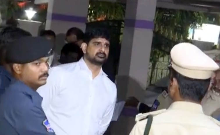 పోలీస్‌ విచారణకు హాజరైన ఎమ్మెల్యే కౌశిక్‌రెడ్డి | BRS MLA Padi Kaushik ...