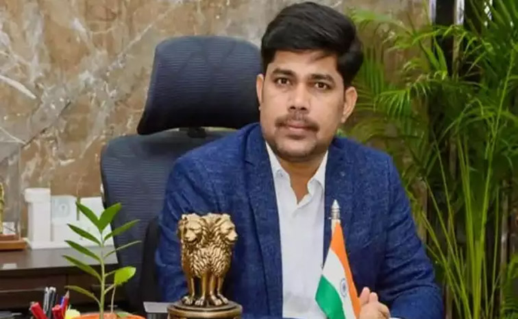 Success Story: నాడు అమ్మతోపాటు గాజులమ్మి.. నేడు ఐఏఎస్‌ అధికారిగా ...