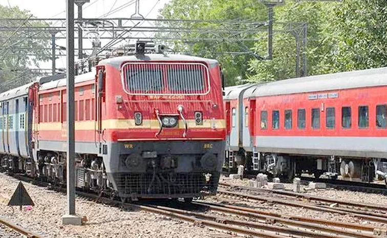 2,000 ఐడీలను బ్లాక్‌ చేసిన రైల్వేశాఖ | Southern Railway blocked over 2,000 individual and IRCTC ...