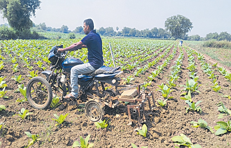 రైతు మెచ్చిన ‘మెకానిక్‌’ | Old bikes and bicycles with new agricultural ...