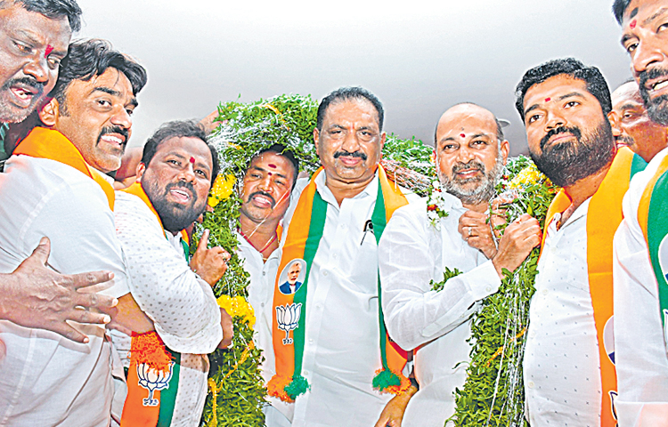 ప్రధాని ఫొటో పెడితేనే నిధులు.. | Karimnagar Mayor Sunil Rao joins BJP ...