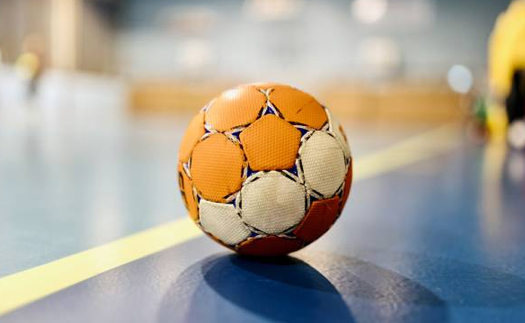 హ్యాండ్‌బాల్‌..డిఫెండర్స్‌.. | handball association giving coaching at ...