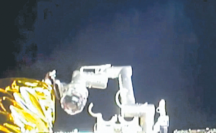‘ఇస్రో’ రోబో హస్తం | India First Space Robotic Arm in Action | Sakshi