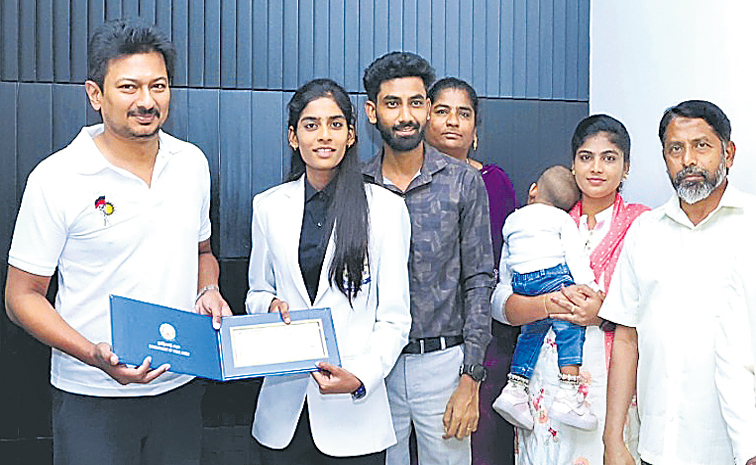 క్యారమ్స్‌ కాశీమా | M Khazima, womens title winner in Carrom World Cup ...