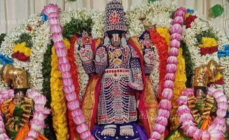 కూతురి పెళ్లి... పెరుమాళ్‌ కోసం...! | Tamil Nadu painter his daughter ...