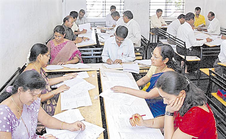 కాంట్రాక్టు లెక్చరర్లపై కక్ష! | Contract Employees Regularized in YS ...