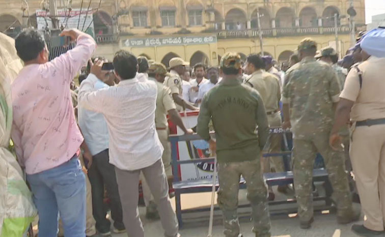తుని: వైఎస్సార్‌సీపీ కౌన్సిలర్లపై టీడీపీ గూండాల దాడి | Tuni Municipal ...
