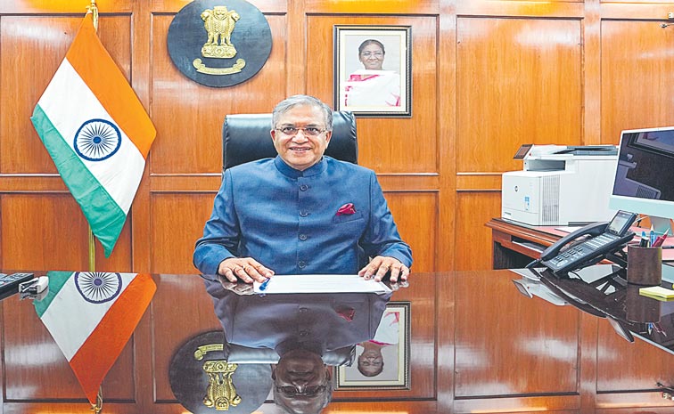 సీఈసీగా బాధ్యతలు స్వీకరించిన జ్ఞానేశ్‌ | Gyanesh Kumar takes charge as ...