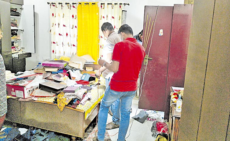 మహిళా జెడ్పీటీసీ ఇంటిపై టీడీపీ మూకల దాడి | TDP Goons Destroyed YSRCP ...