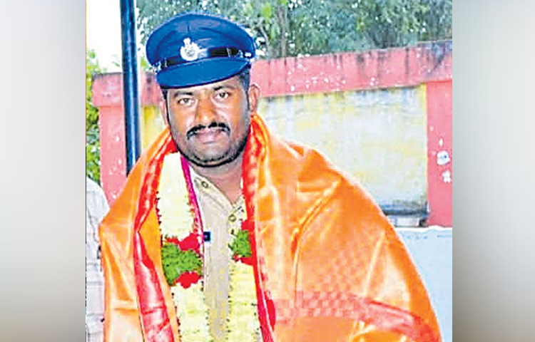 ఫిర్యాదు చేసేందుకు వస్తే.. గర్భవతిని చేశాడు | Constable Sudhakar Reddy ...