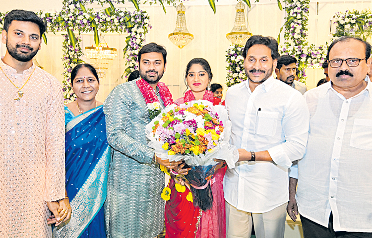 వధూవరులకు వైఎస్‌ జగన్‌ ఆశీస్సులు | YS Jagan Mohan Reddy Attends YSRCP ...