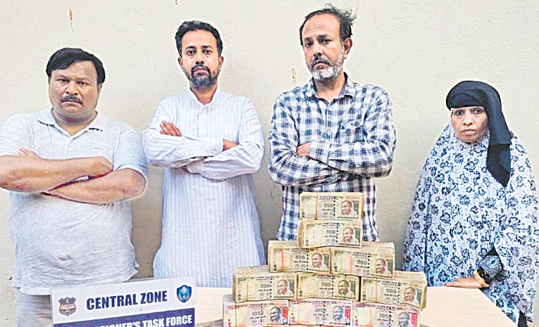హైదరాబాద్‌లో రద్దయిన కరెన్సీ కలకలం | Old Currency Notes Stir In ...