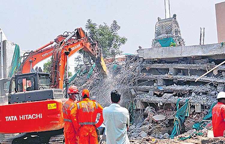 భవనం కూలిన ఘటనలో ఒకరి మృతి | Bhadrachalam building collapse incident ...
