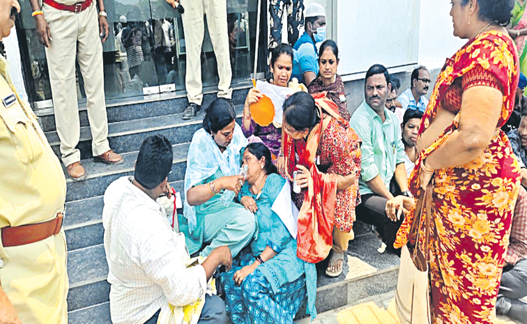 కనీస వేతనం ఇవ్వాల్సిందే.. | NTR Vaidya Seva Mitra Workers Demand To TDP ...