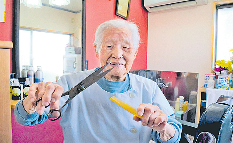 హెయిర్‌కట్‌లో తలపండింది | World Oldest Barber Gives Perfect Haircut at ...