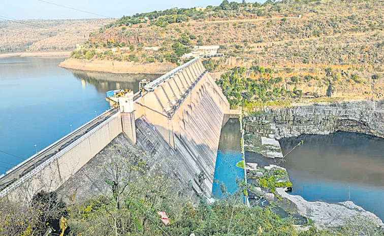 పెను ప్రమాదంలో శ్రీశైలం ప్రాజెక్ట్‌ | Srisailam reservoir in huge ...