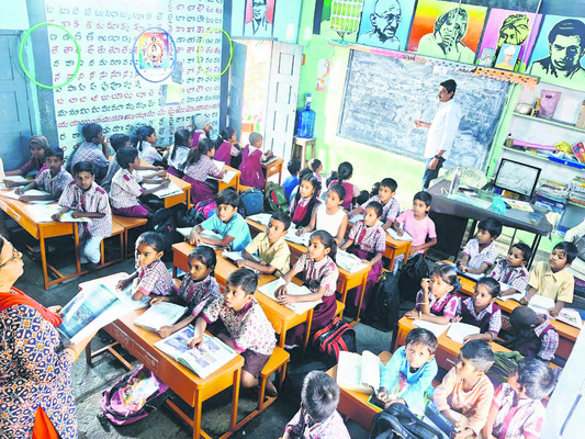 ఒక్క గదిలో ఐదు తరగతులు | - | Sakshi