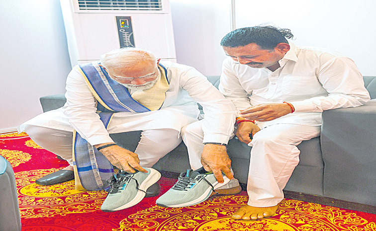 అభిమానికి పాదరక్షలు | Narendra Modi gifting shoes to Rampal Kashyap in ...