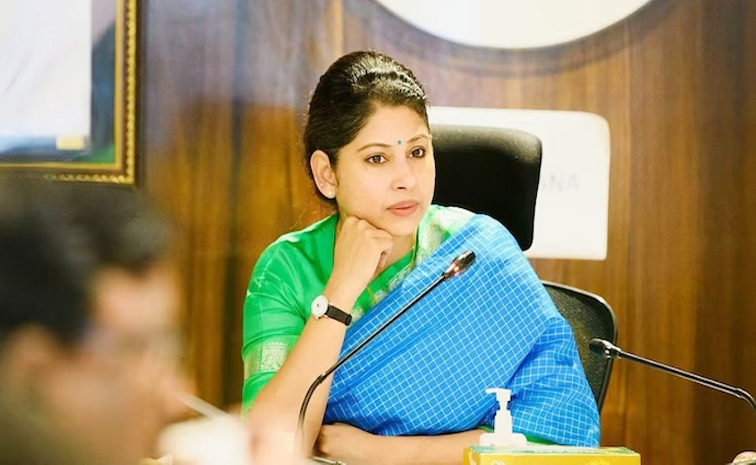 Smita Sabharwal: చిక్కుల్లో ఐఏఎస్‌ స్మితా సబర్వాల్‌ | Gachibowli Police ...