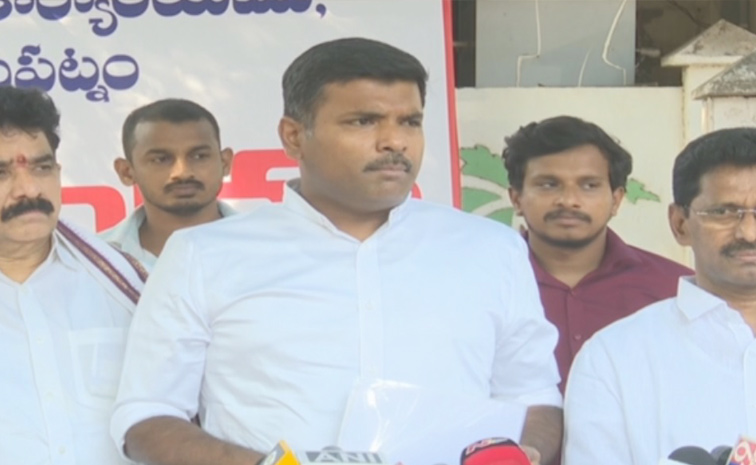 ‘జీవీఎంసీ మేయర్ పీఠంపై కూటమి కుట్రలు’ | Ysrcp Team Meets Visakhapatnam Collector | Sakshi