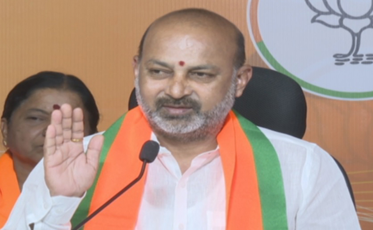 ‘వారు బెయిల్ తెచ్చుకున్న నిందితులు’ | MP Bandi Sanjay Slams Sonia ...