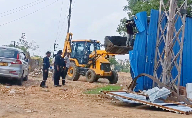 మియాపూర్‌లో హైడ్రా కూల్చివేతలు.. 70 ప్లాట్ల యజమానులు.. | Hydra Demolish Construction In Miyapur ...