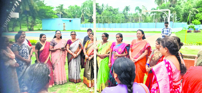 మహిళల రక్షణను పట్టించుకోని ప్రభుత్వాలు | - | Sakshi